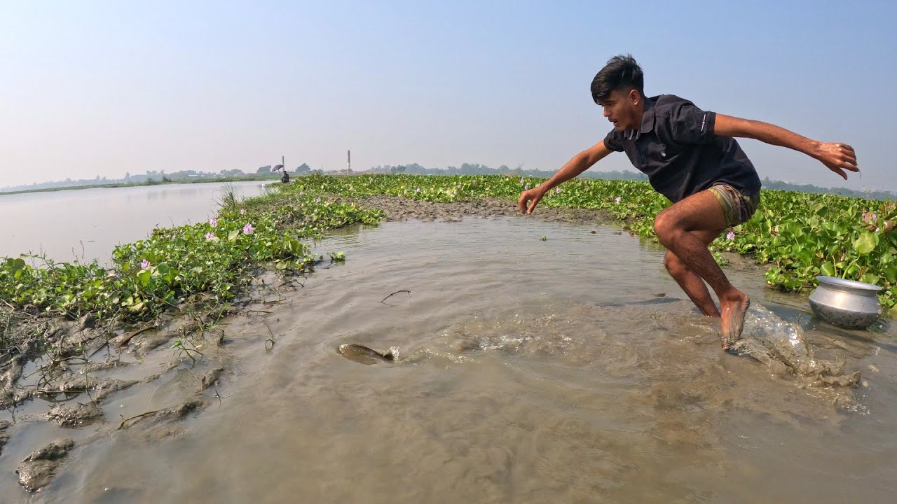 Hand Fishing|Amazing Boy Hand Fishing In Village| - YouTube