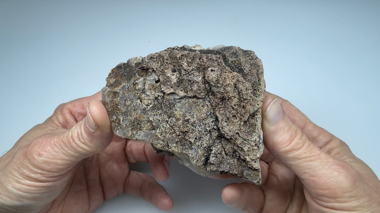 Slabbing an Average West Texas Quartzy Agate - YouTube