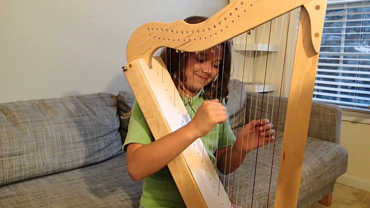 Rylee playin' the harp, Swing Low. - YouTube