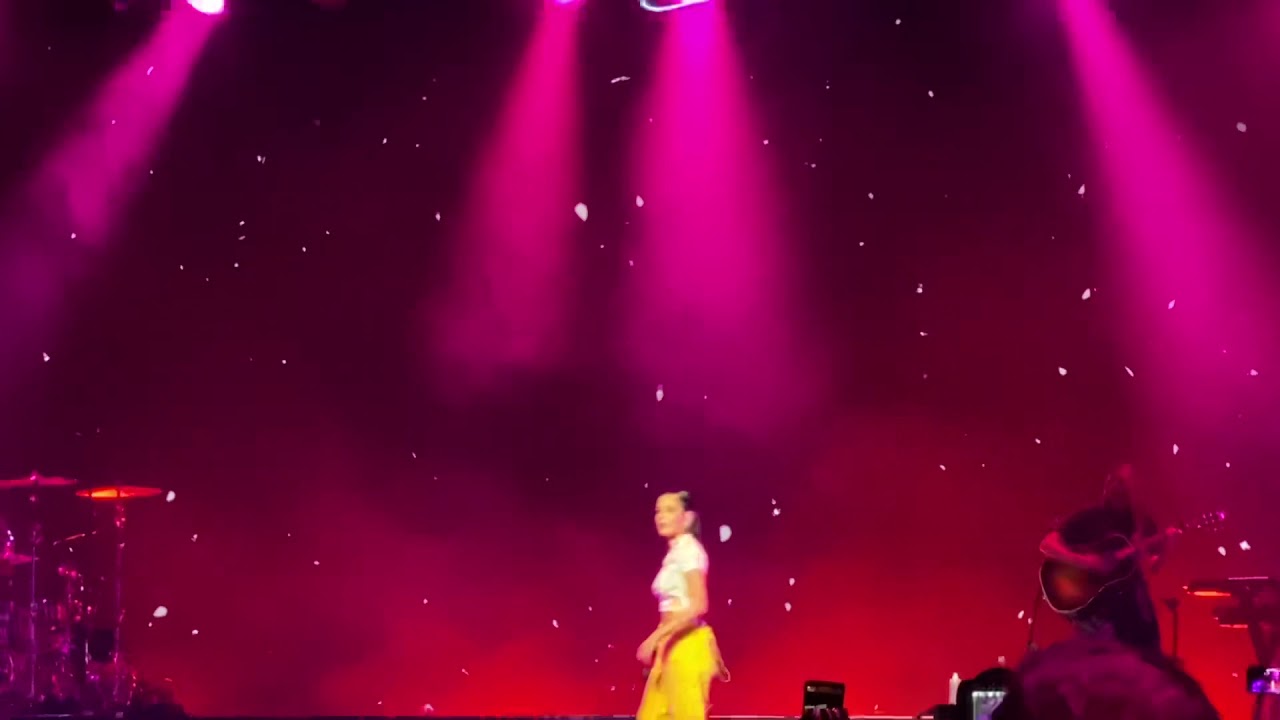 Halsey performs Graveyard in Brooklyn - YouTube