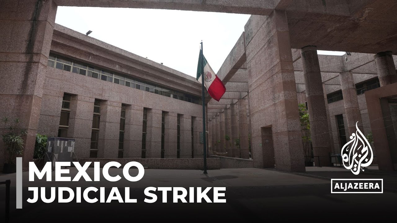 Mexico’s judicial workers strike against the president's proposal - YouTube