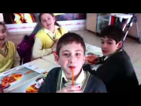6 B ve Murat DEVECİ yemekte