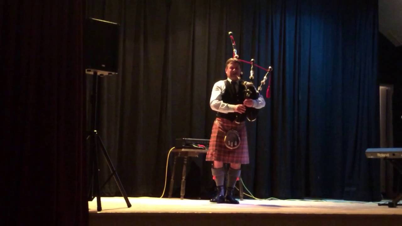 Angus MacColl playing in Dornie Hall at the Blas Festival. - YouTube