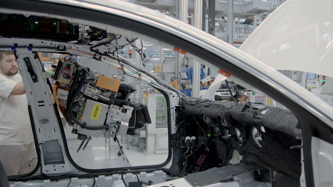 Audi RS 5 Coupé cockpit assembly - YouTube
