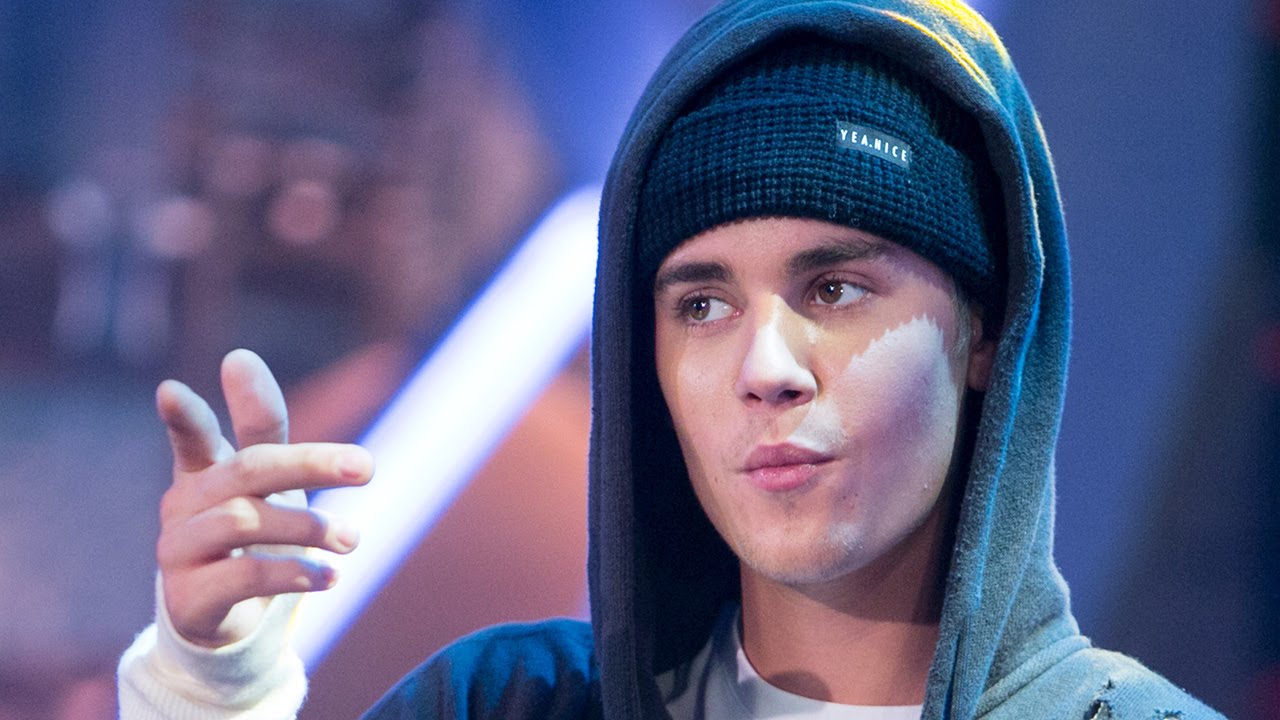 Justin Bieber Scolds Fans For Clapping Off-Beat During Show - YouTube