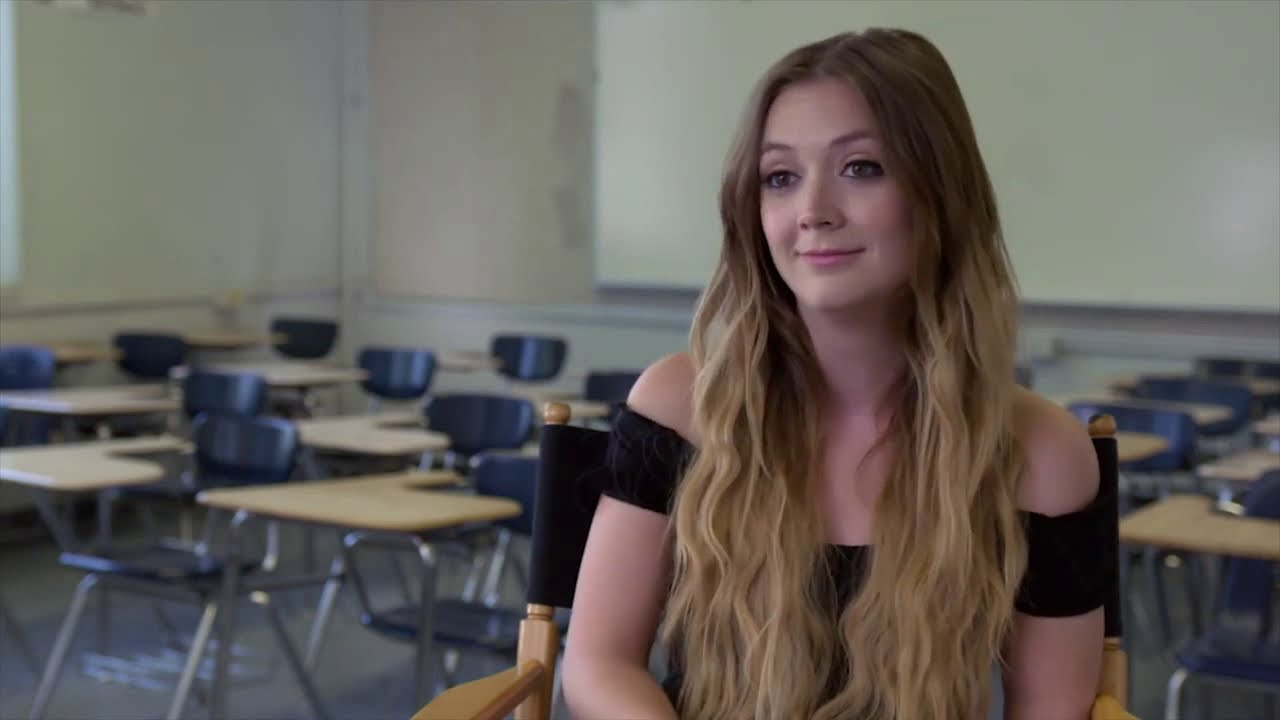 BOOKSMART | Billie Lourd (Gigi) On set Interview - YouTube