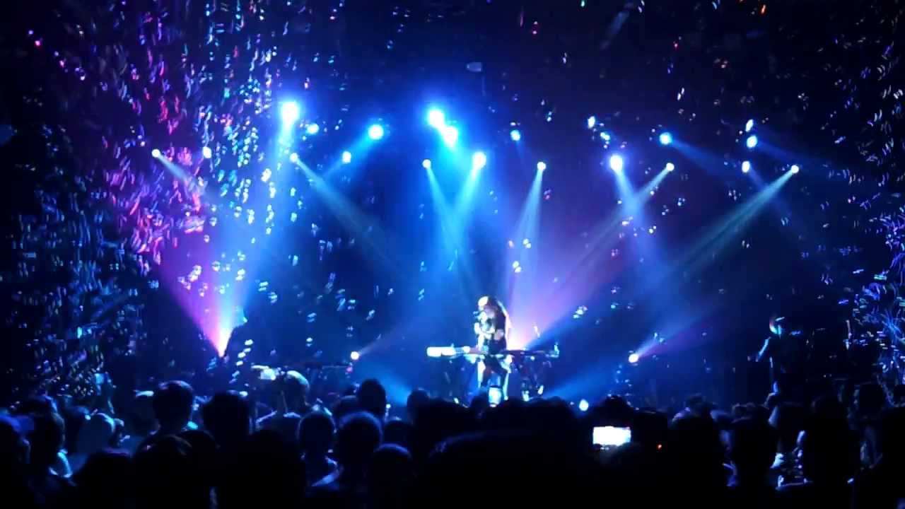 Grimes - Genesis live - YouTube