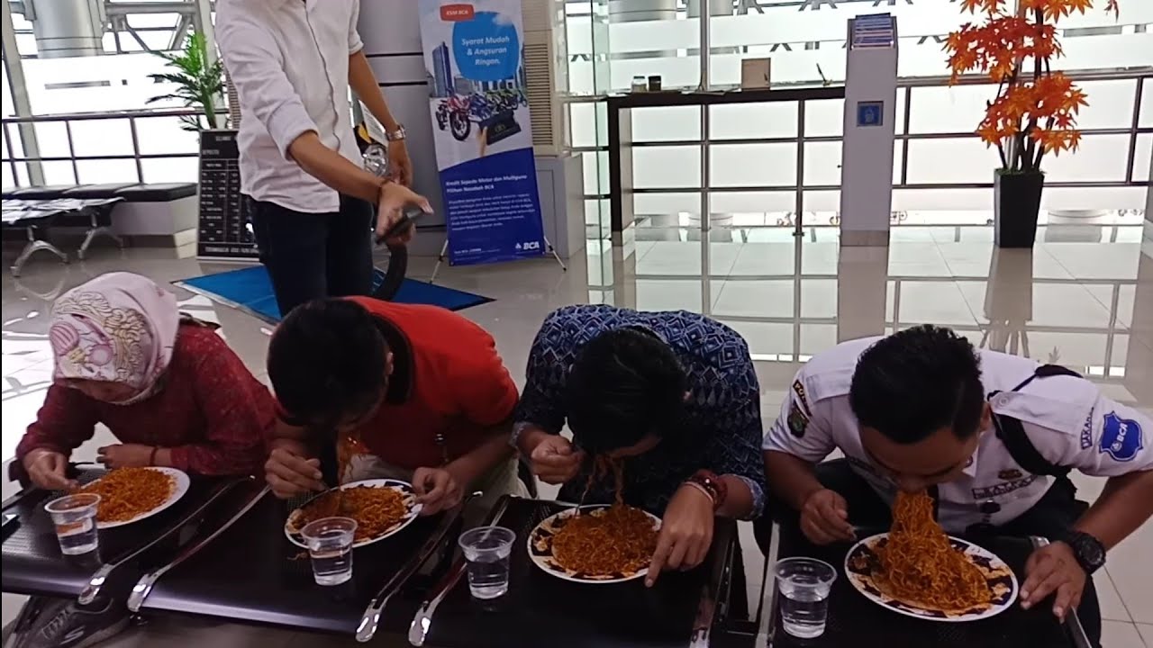 LOMBA MAKAN SAM YANG SAMPAI MUKA MERAH. - YouTube