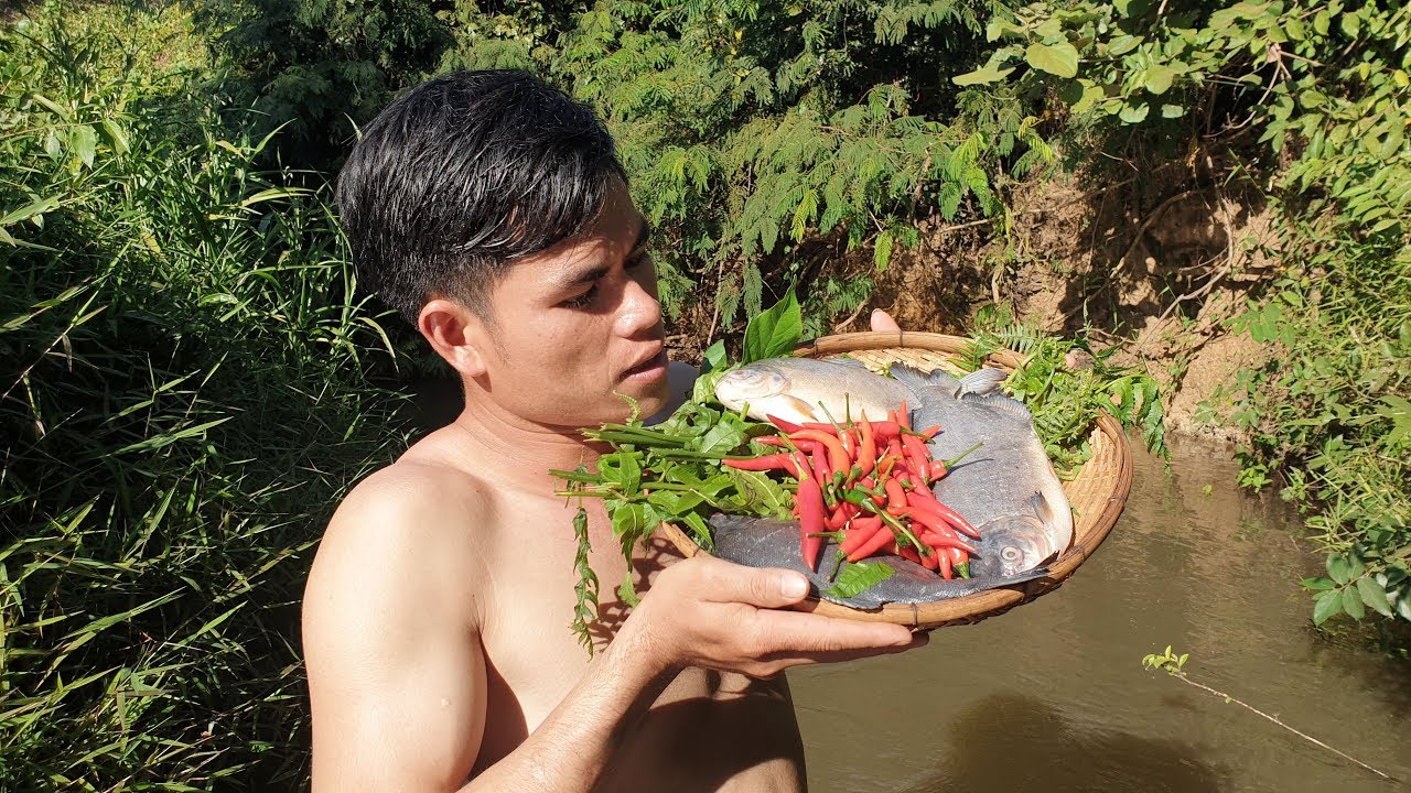 Survival Skills Wild Man Cook Fried Fish near River / Eating Delicious ...