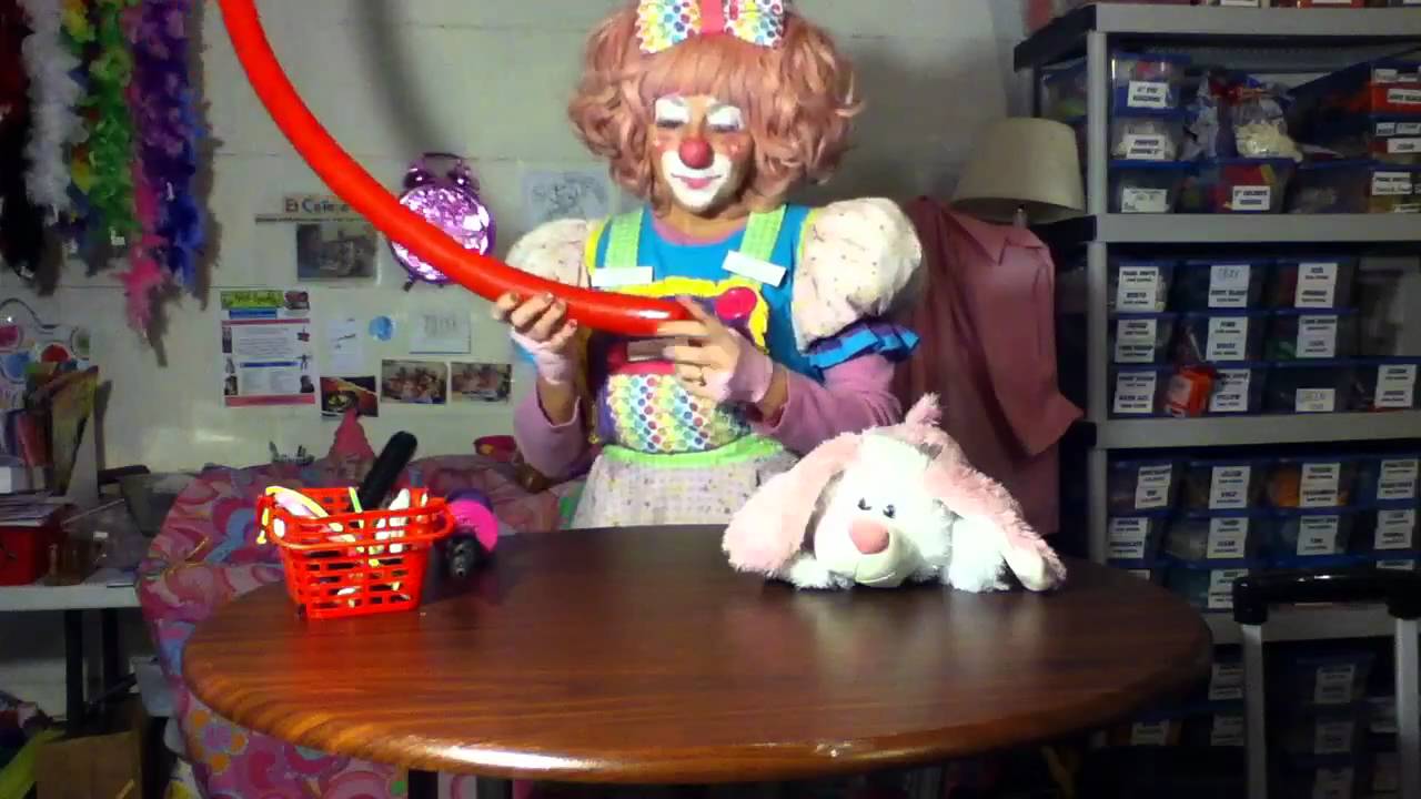 Sparkles The Clown teaches you how to twist a balloon sword! - YouTube
