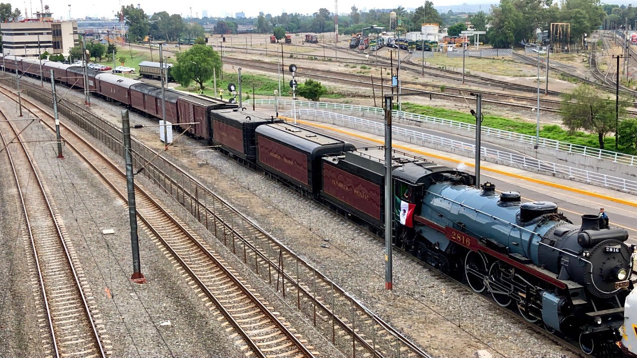 Passenger trains!! Conmemorativa CP 8939 STRATHCONA & KCSM 4721 “El ...