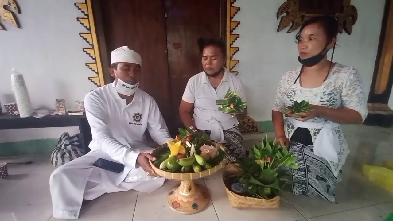 Persamaan persepsi cara membuat banten Tebasan Durmanggala - YouTube