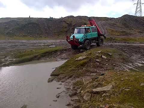 Unimog 406 in deep water - YouTube