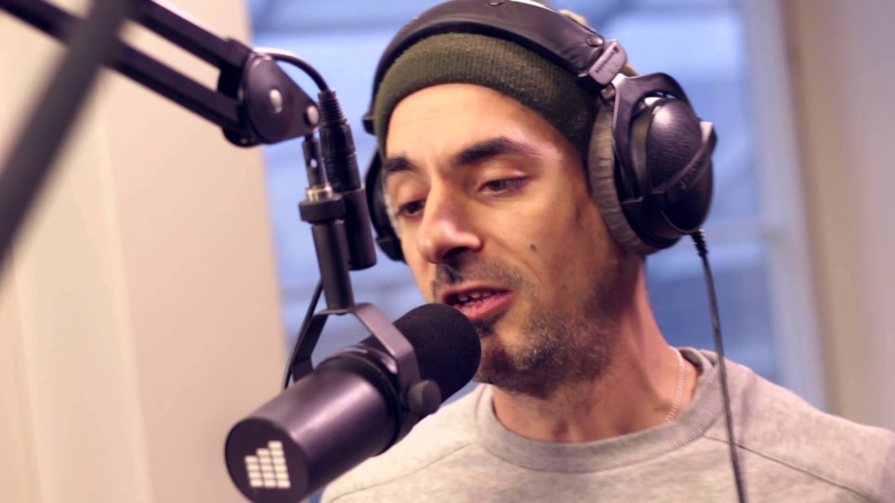 AKI ft. Dajanko - lilla o STORA (Live @ East FM) - YouTube