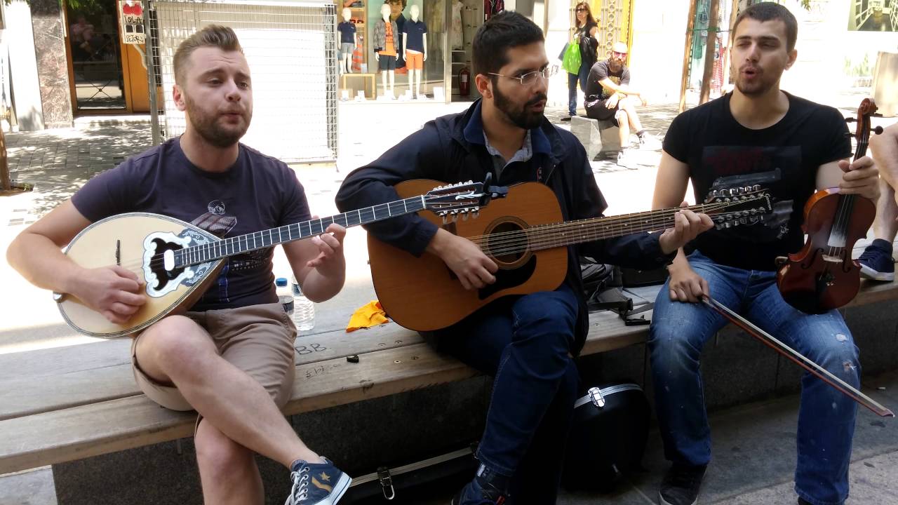 Μια καταπληκτικη ομαδα φοιτητων στον πεζοδρομο της αγιας σοφιας της ...