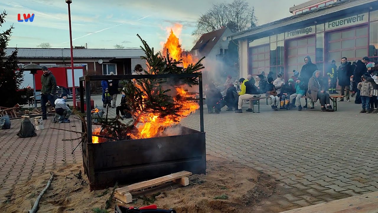 Pulsnitz: Weihnachtsbaumverbrennen - LAUSITZWELLE - YouTube