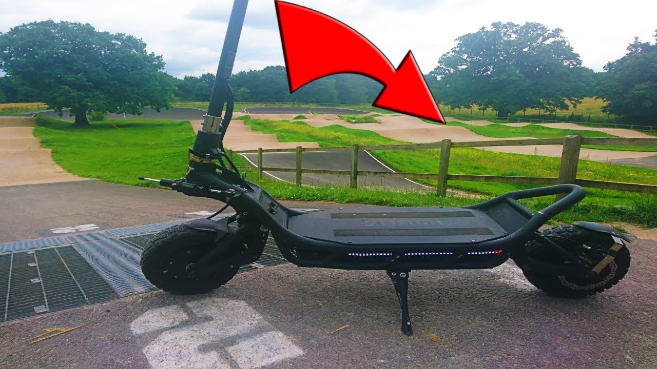Riding e Scooter to Track in Manchester 😅👀 - YouTube