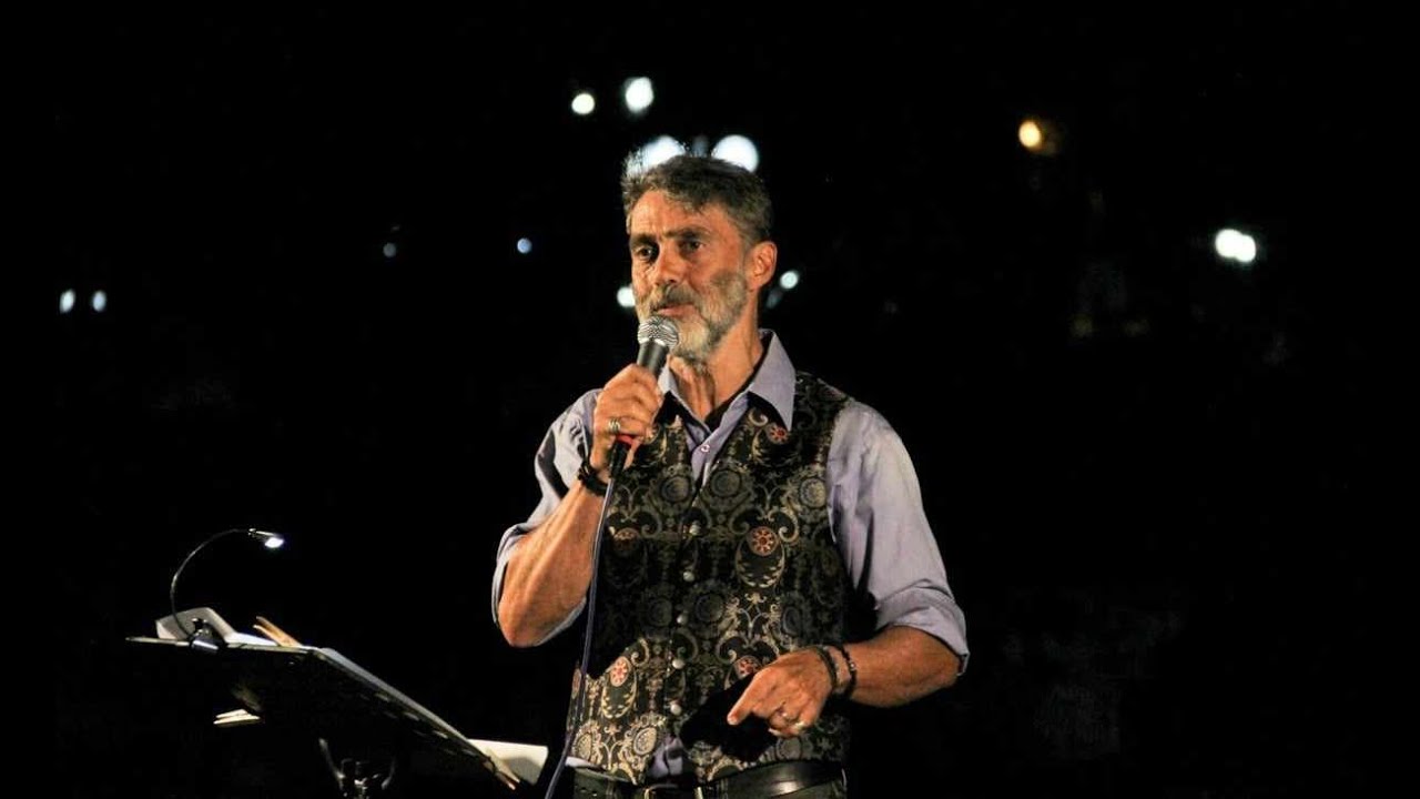 Ο Γιώργος Αποστολόπουλος τραγουδάει '' Στου φεγγαριού την αγκαλιά ...