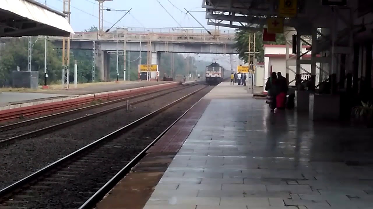 Ahmedabad cheenai central navjeevan superfast express at vishwamitri ...