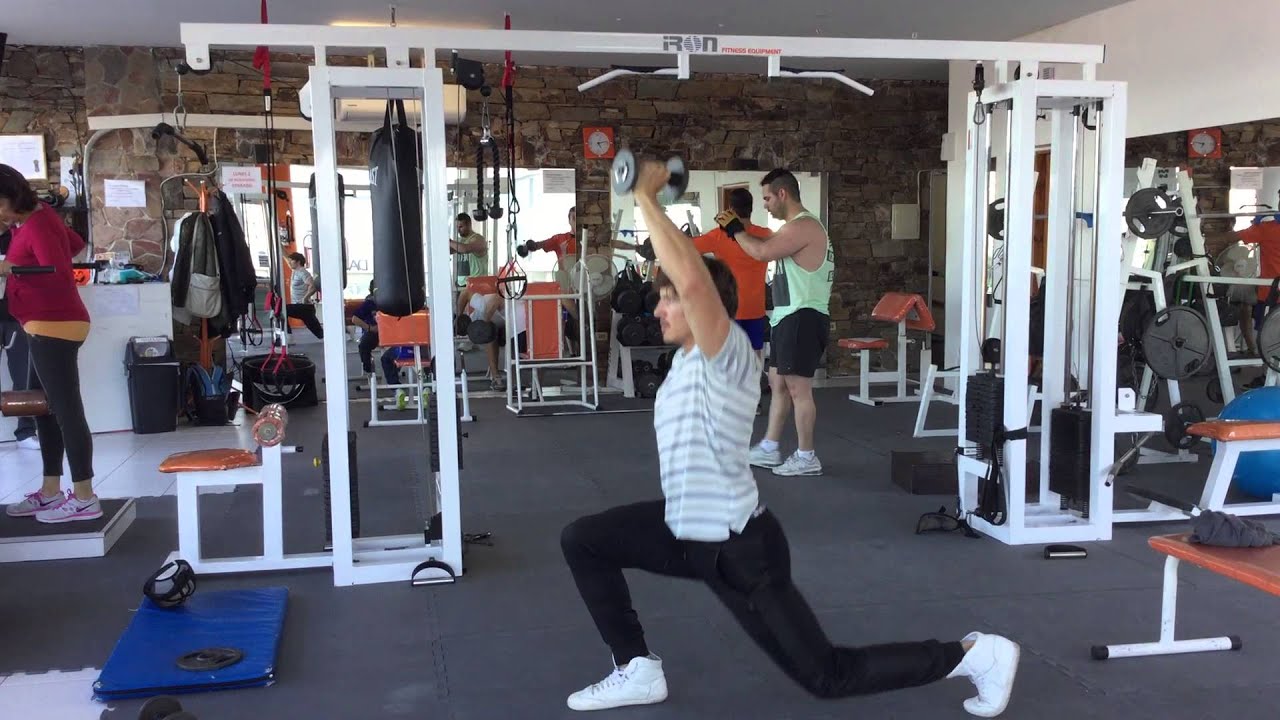 estocadas saltadas brazo extendido arriba mancuerna - YouTube