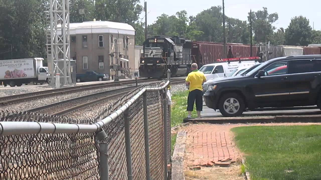 Norfolk Southern northbound short mixed freight train at Marion Ohio ...