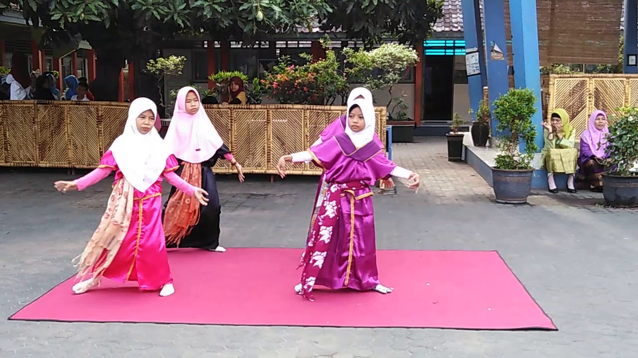 Tarian Tradisional Lombok Berugak Elen (cut) @sdnegeri3pancor - YouTube