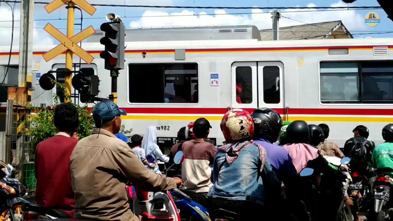 RUSH HOUR ! Palang Pintu Perlintasan Kereta Api KRL Stasiun Kalideres ...