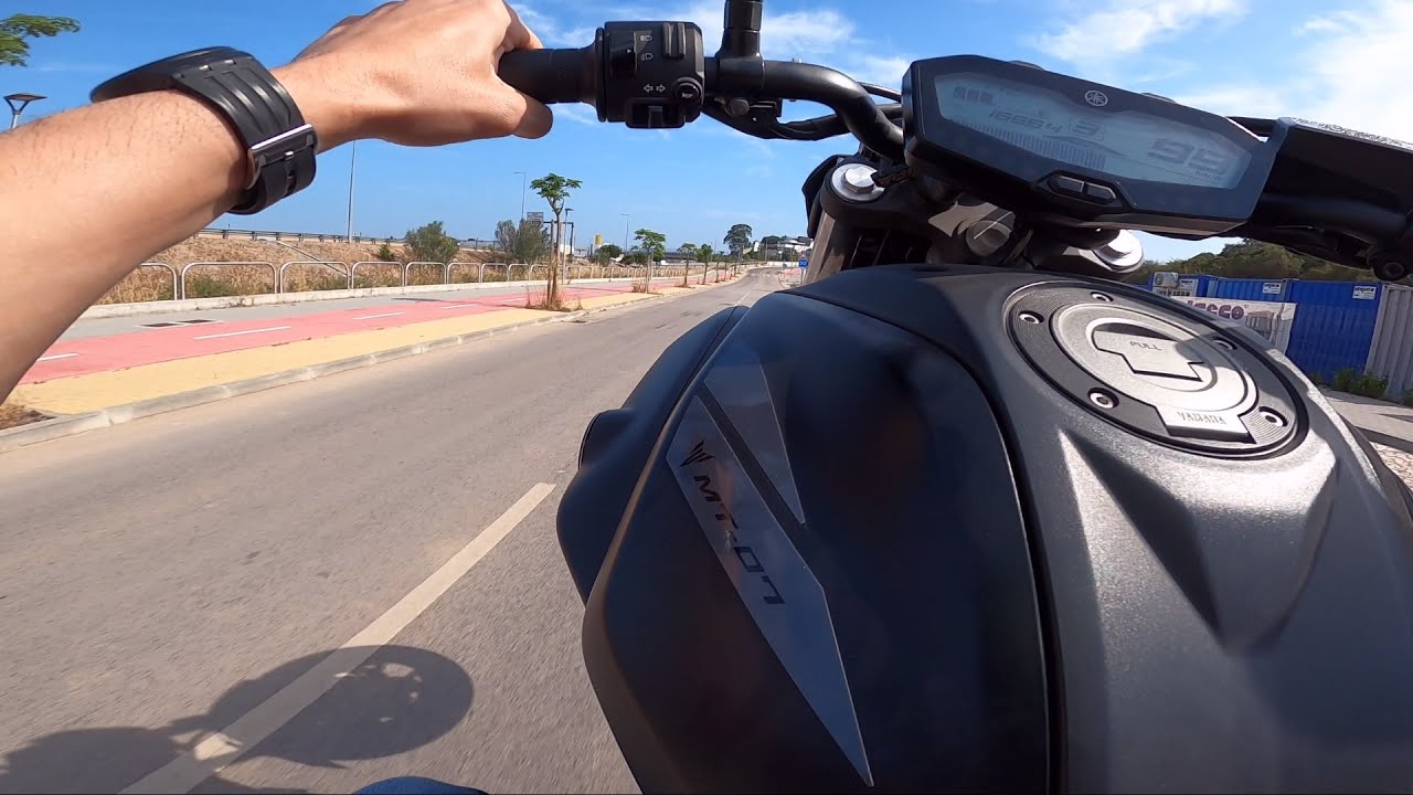 Yamaha MT-07 Akrapovic Pure Sound - YouTube