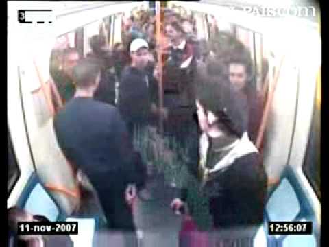 Imágenes muestran cómo murió joven apuñalado en el metro de Madrid .