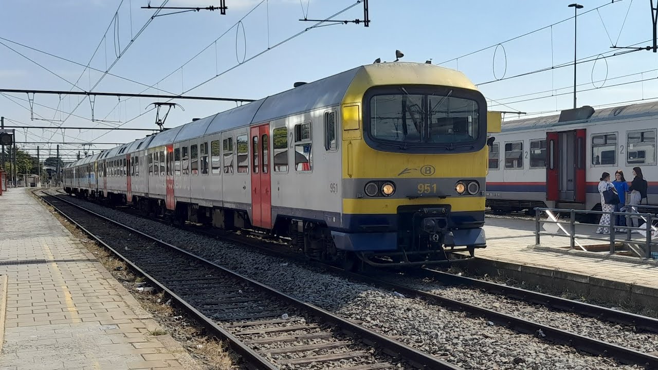 Une rame "AM86" de SNCB départ à la Gare de Ath 一列 SNCB "AM86型"列車駛離 Ath ...