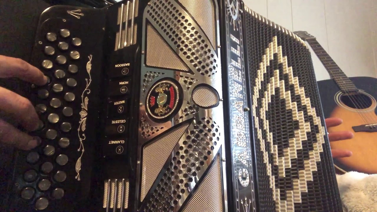 Dos botellas de mezcal acordeón con arreglos #acordeon # ...