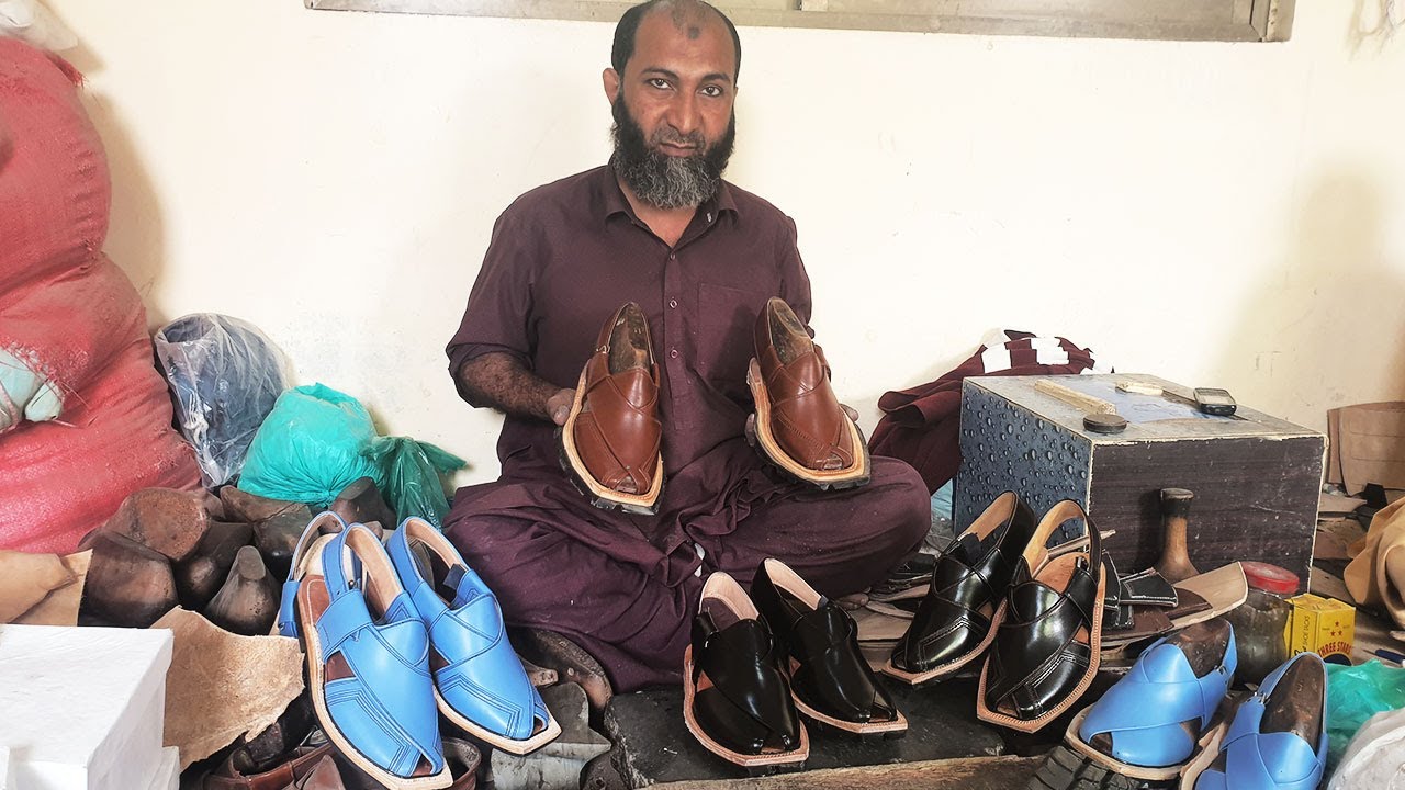 Craftsmen Makes Ingenious Handmade Leather Shoes | Narozi Chappal ...