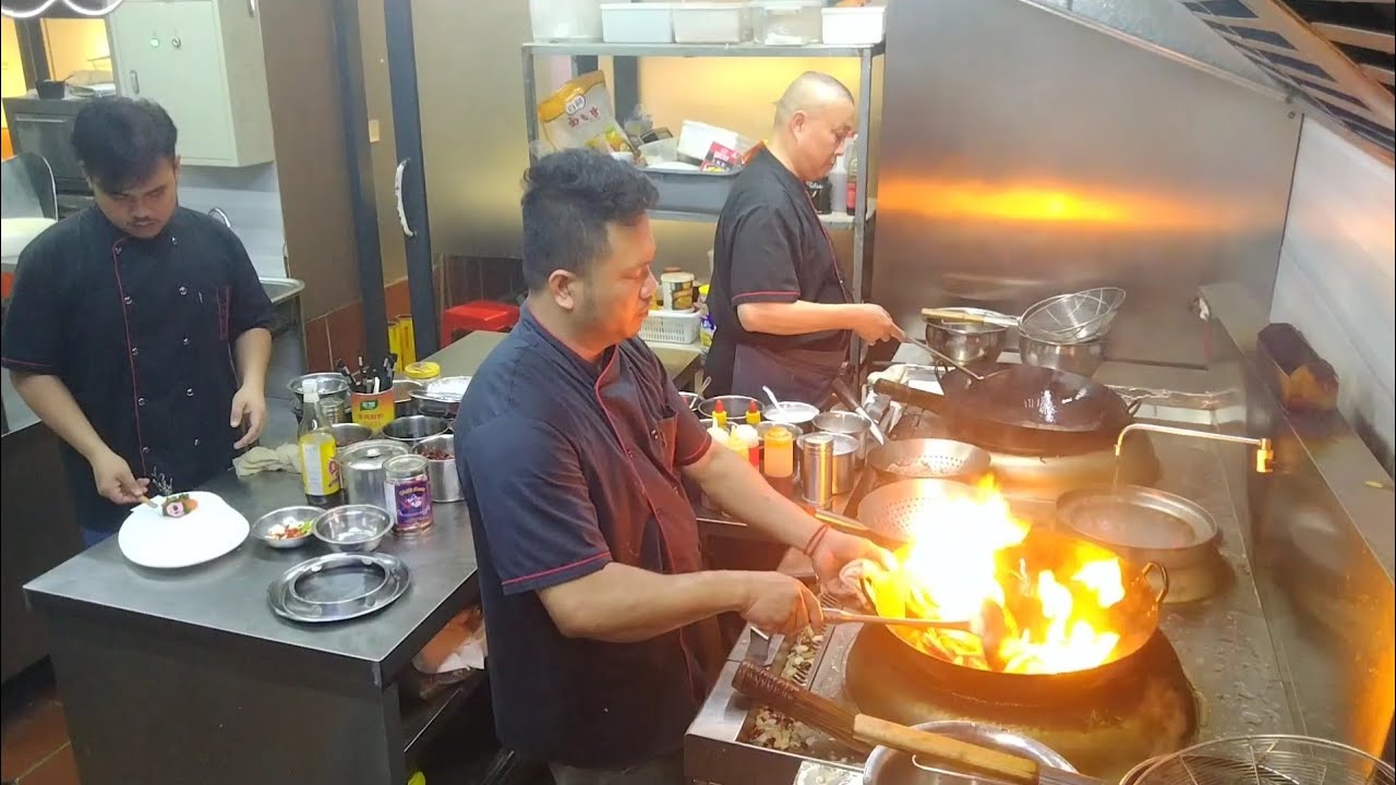 Amazing wok skill Chinese master Cooking cuisine with powerful fire ...