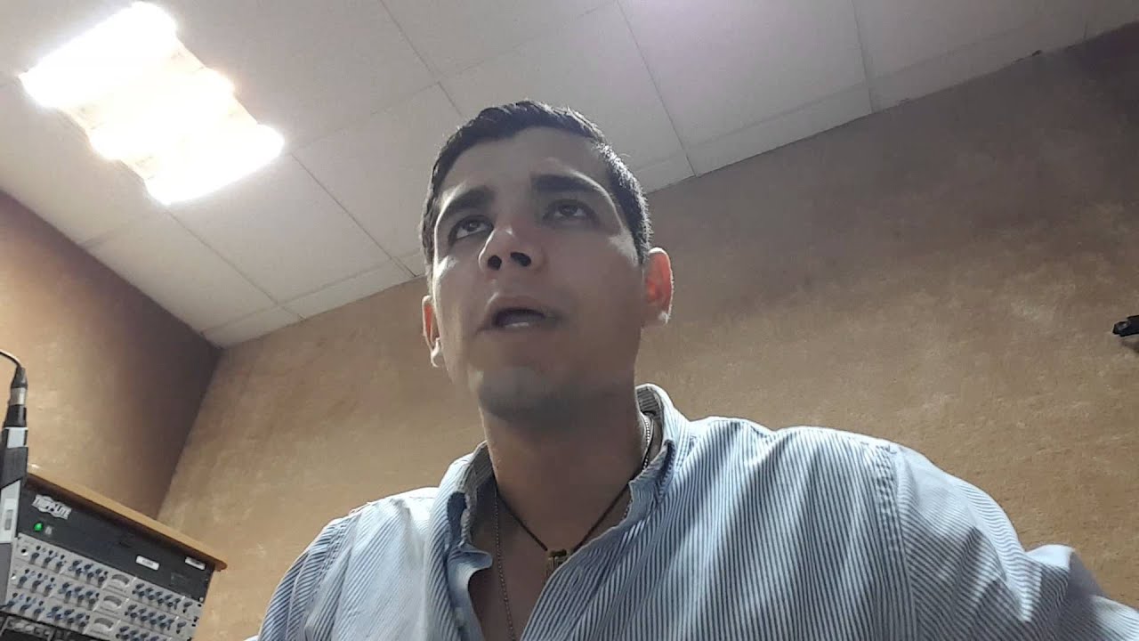 Sobre mis pies - Arrolladora Cover Manuel Lomeli - YouTube