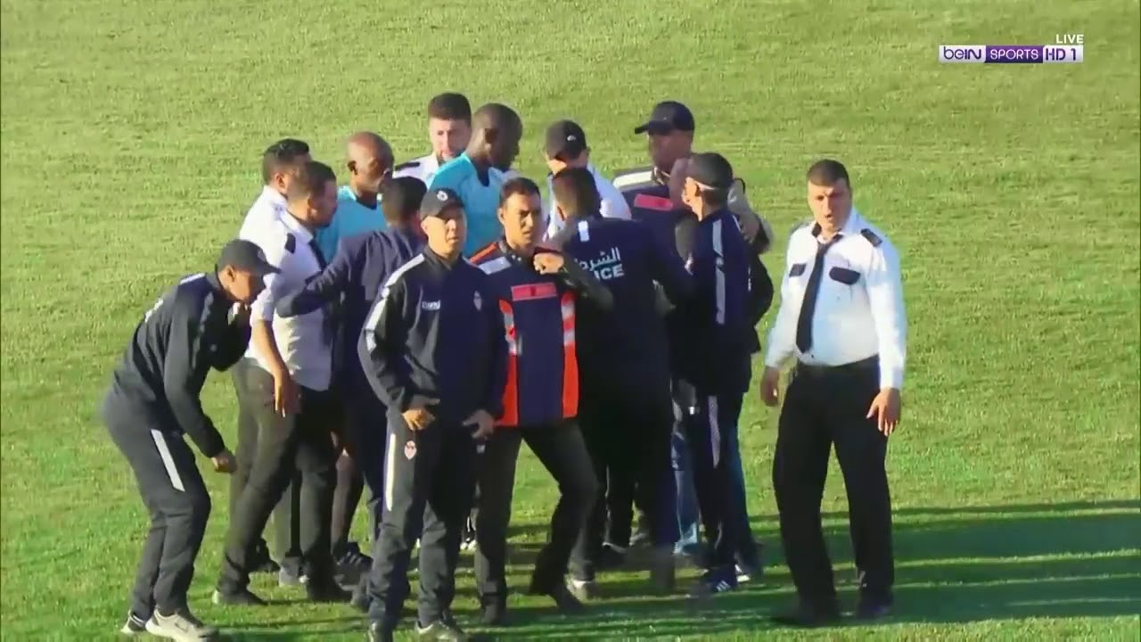 Coupe Caf: Berkane-Sfax: L'arbitre Sénégalais tabassé - YouTube