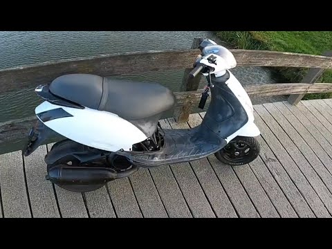 Rondje rijden op 125cc Piaggio Zip 2takt - YouTube