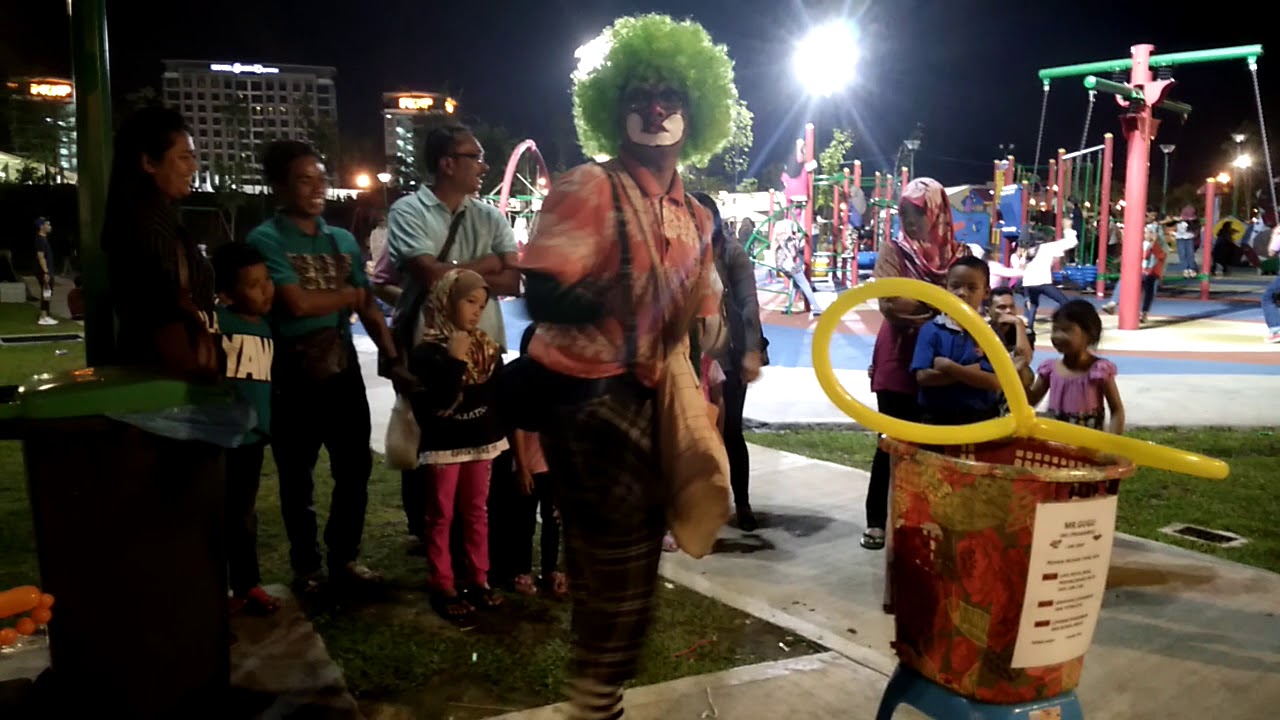 Orang badut sarkas di Bulatan Amanjaya Meru Raya Ipoh Perak - YouTube