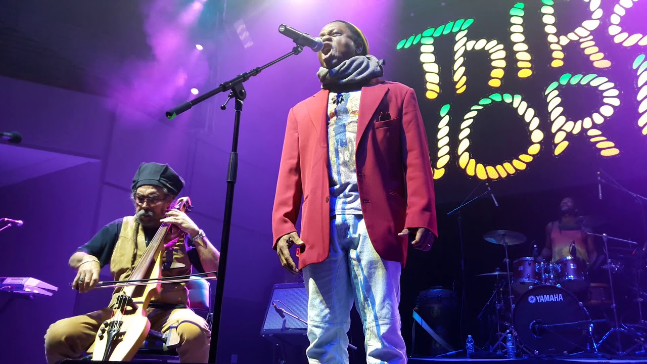 AJ Brown of Third World sings opera - YouTube