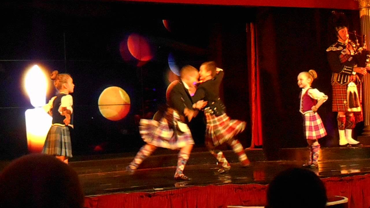 Scottish children's dance - YouTube