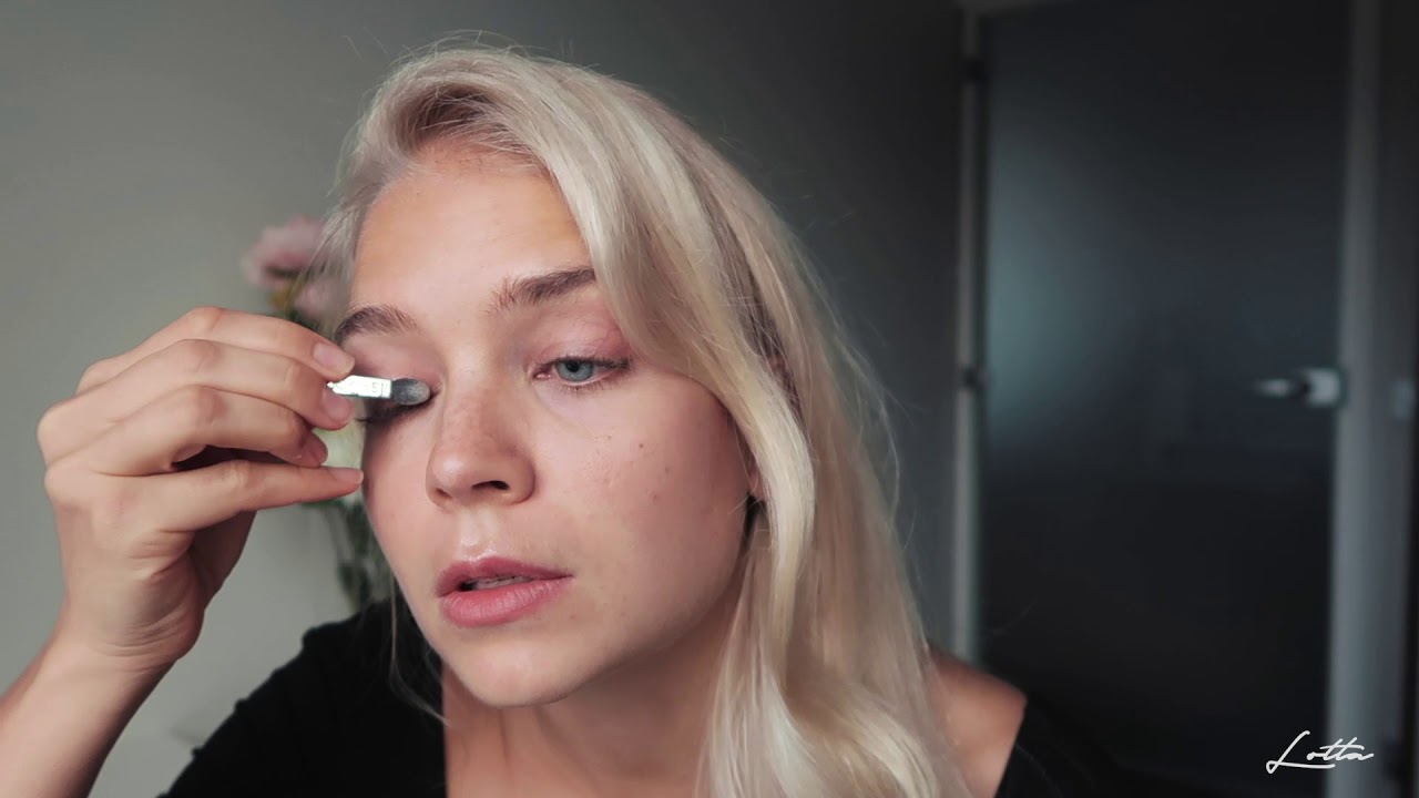 Makeup tutorial and a piece of missing clothing.. - YouTube