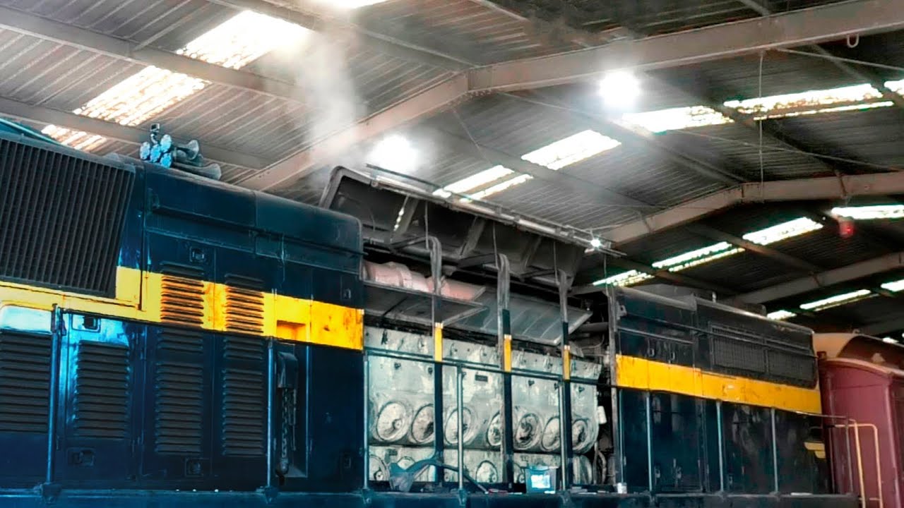 Starting an EMD 567E Diesel Engine | ex-VR G16C Locomotive X31 Startup ...