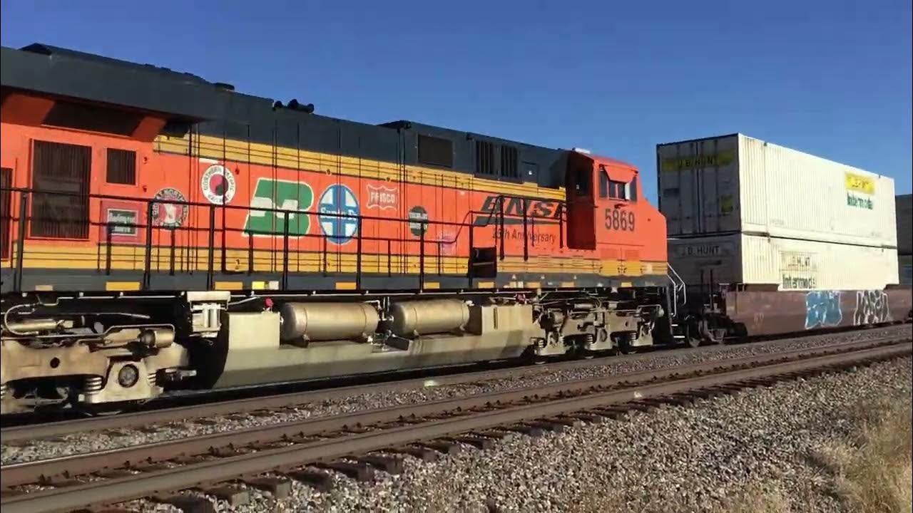BNSF Chillicothe Sub near Toluca, IL w/ UP SD70ACe and H2 ES44DC leaders 11 26 22 - YouTube