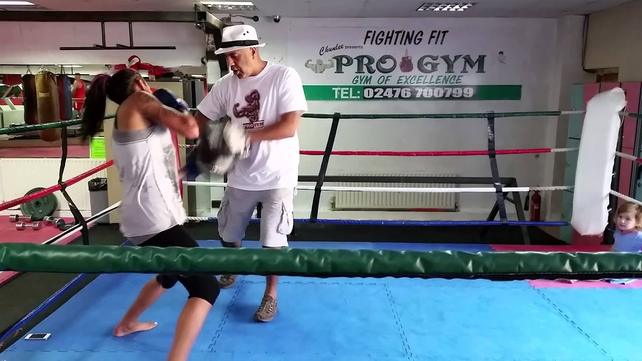 Girl fights back - YouTube