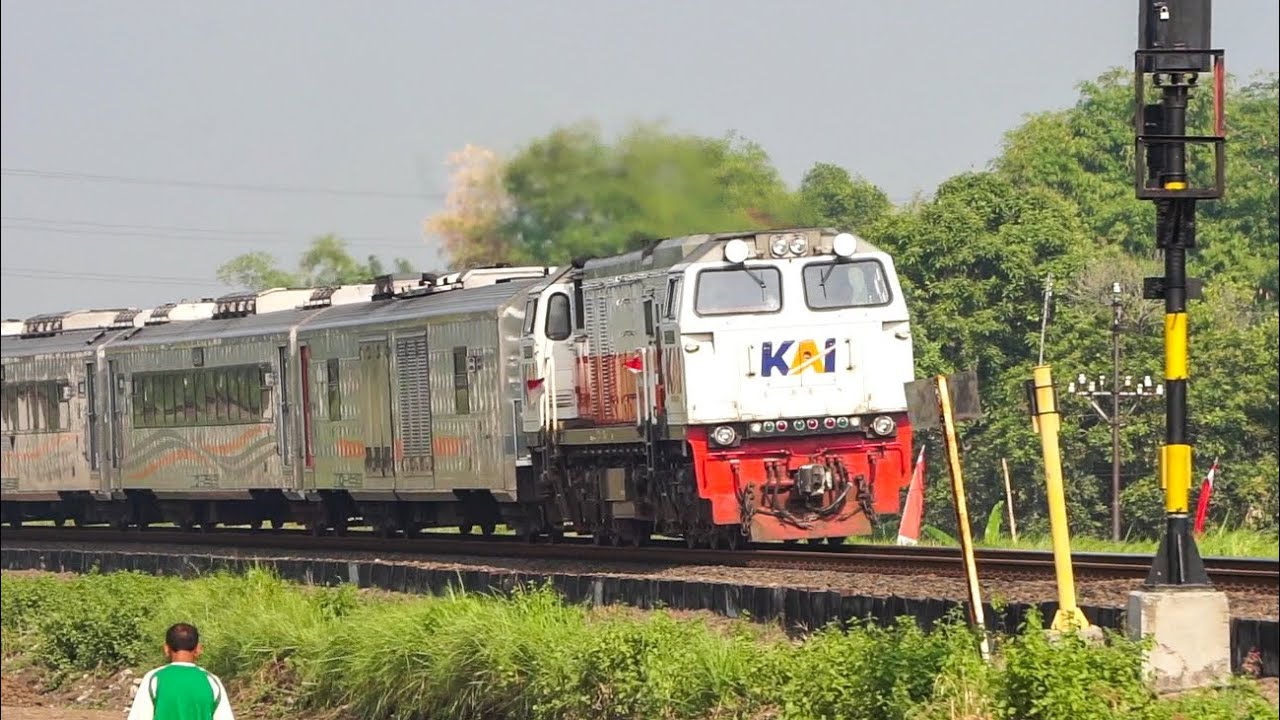 Kompilasi kereta api pagi di tikungan Tarik - YouTube