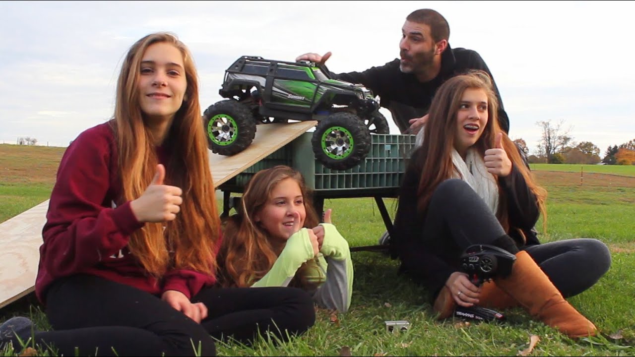 3 Girls = Traxxas RC Carnage 3 (Jumping) - YouTube