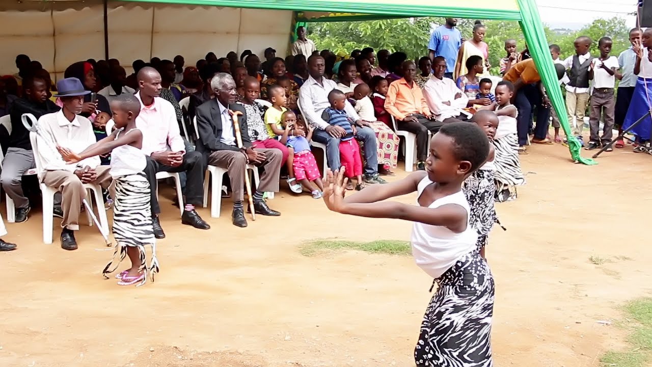 Mbega abana bazi kubyina !! |Ababyeyi bishimanye n'abana kumunsi w ...