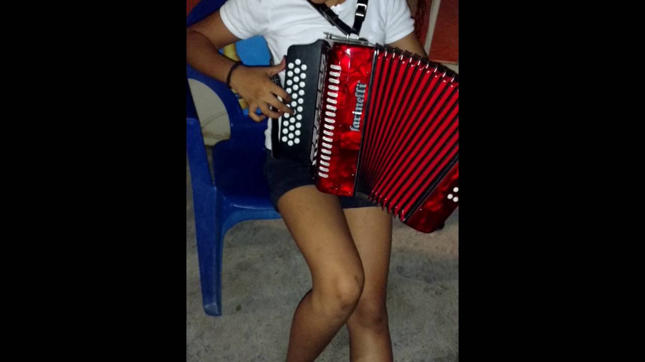 Niña tocando el Acordeón - YouTube