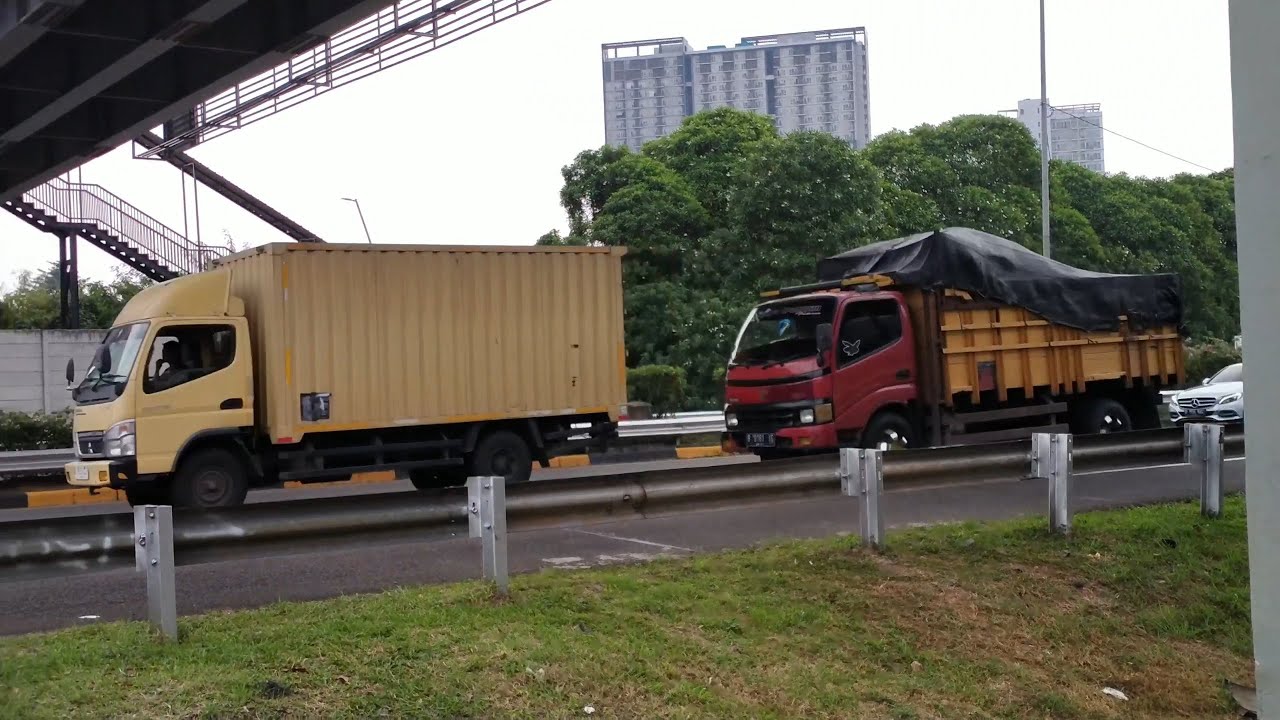 MOBIL TRUK ENGKEL BOX DAN BAK TERBUKA BERSAMAAN DI DALAM TOL - YouTube