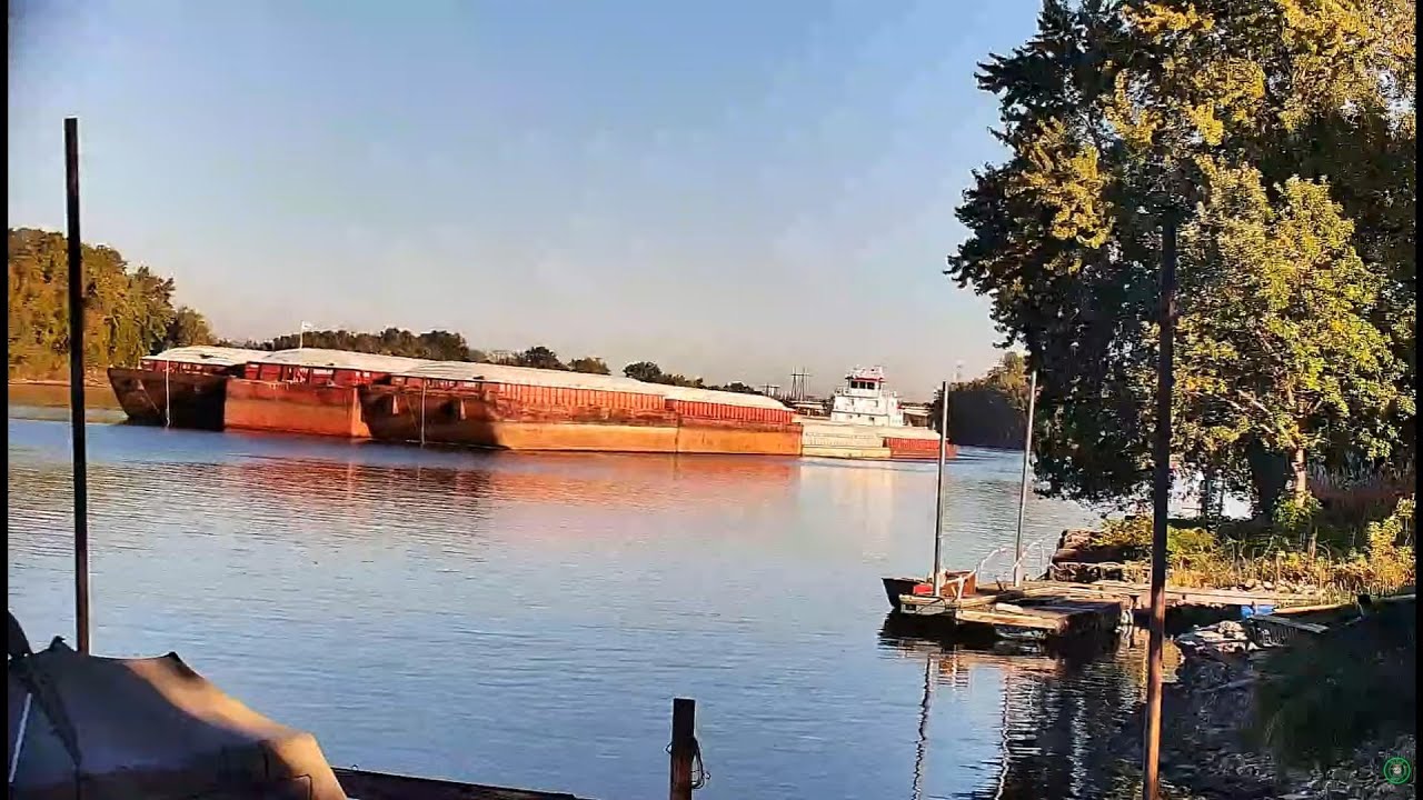3 Mississippi River barges in 4 minutes in Newport, MN - YouTube