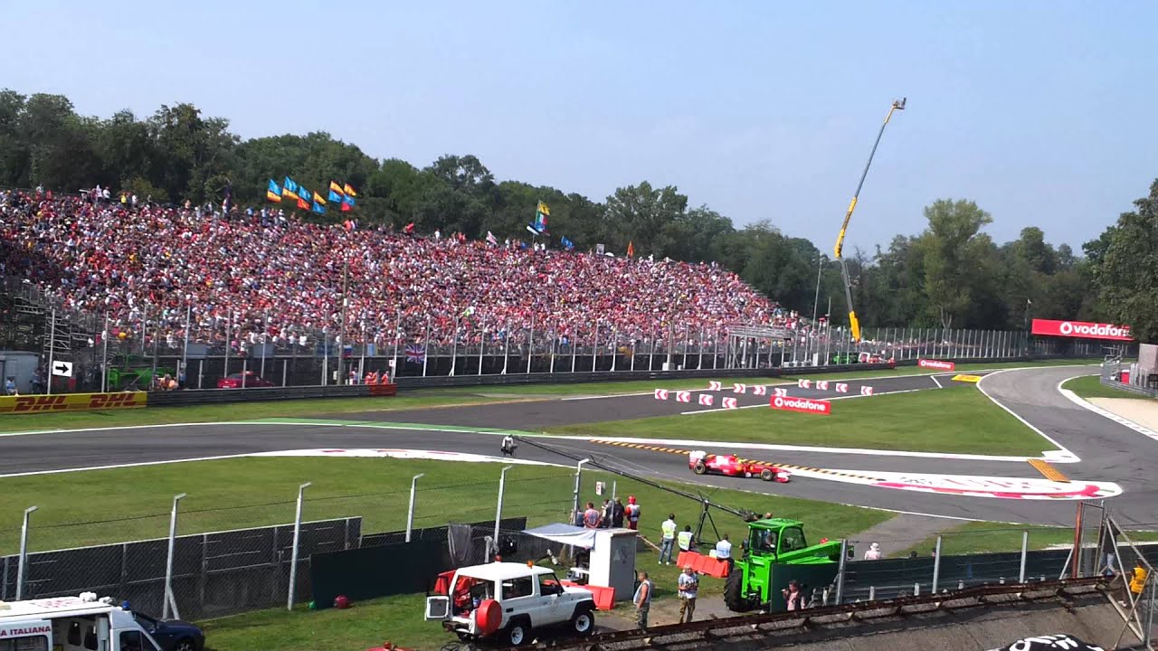 1080p Monza 2011 turn 1 top 5.mp4 - YouTube